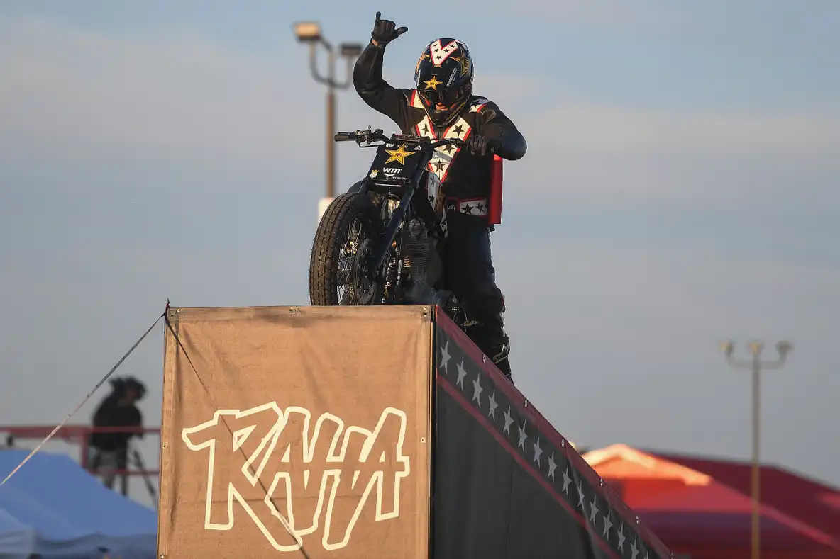 Piloto Colby Raha bate recorde mundial com salto histórico em Harley ...