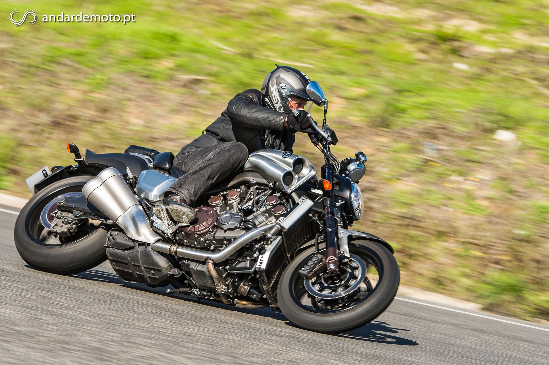 Yamaha V-Max vs Yamaha VMAX - Test drives - Andar de Moto
