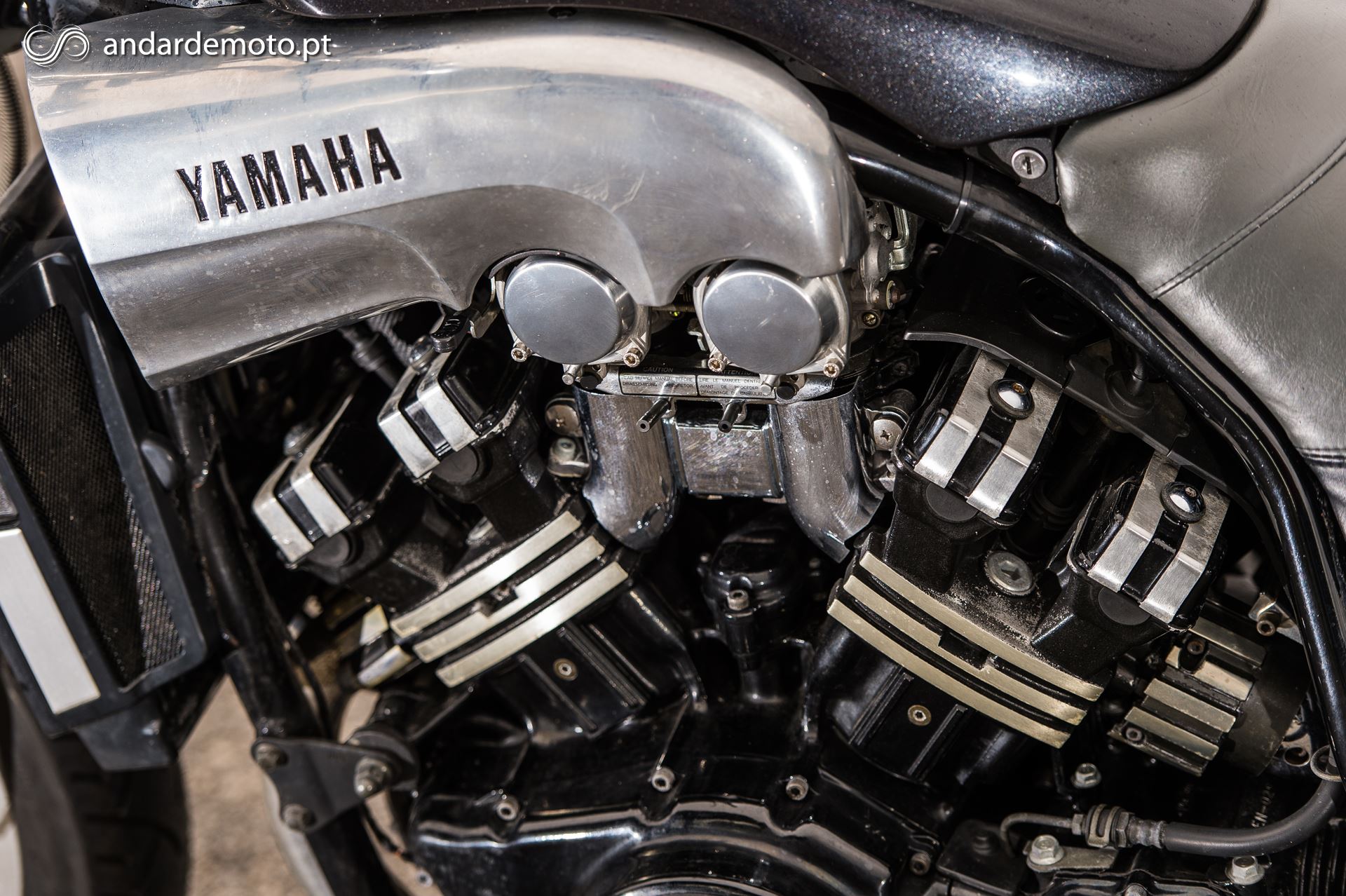 Yamaha V-Max vs Yamaha VMAX - Test drives - Andar de Moto