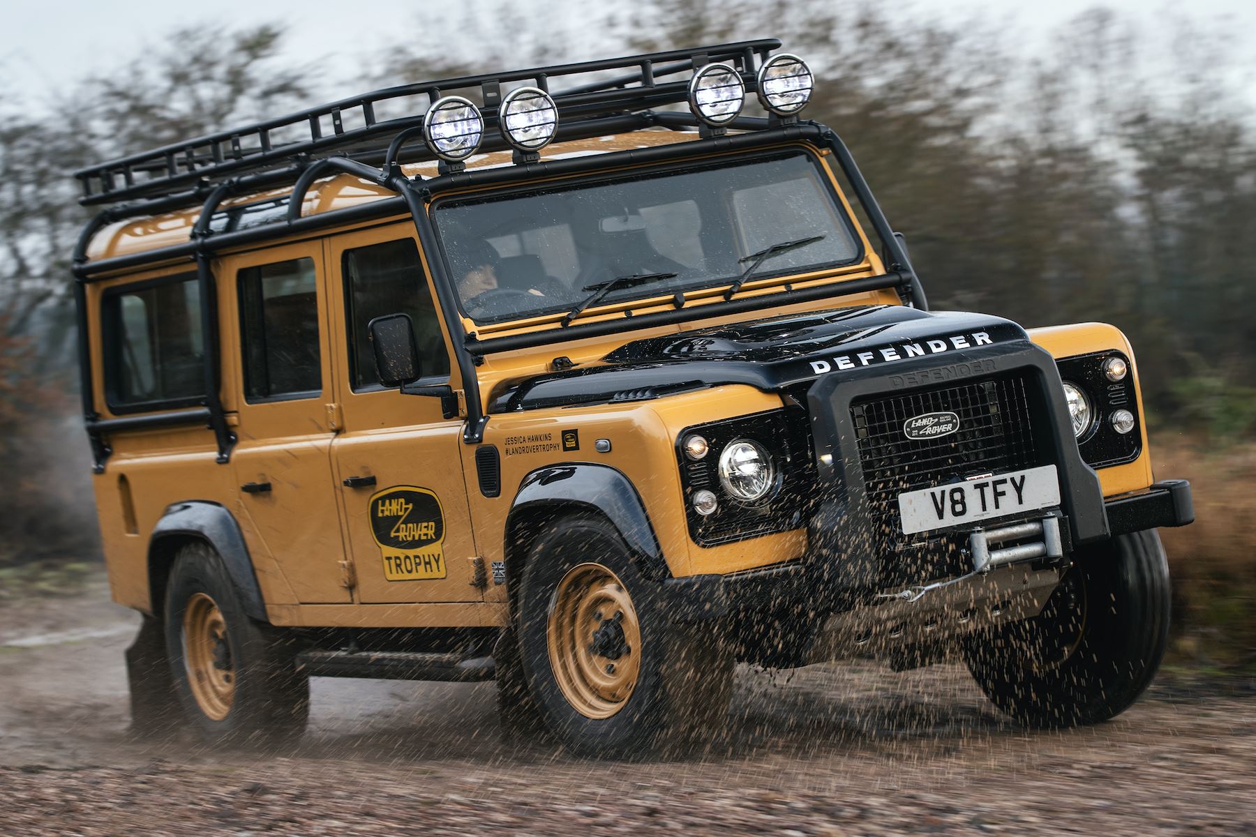 Clássico Land Rover defender regressa à vida com a Goodyear - Numa ...
