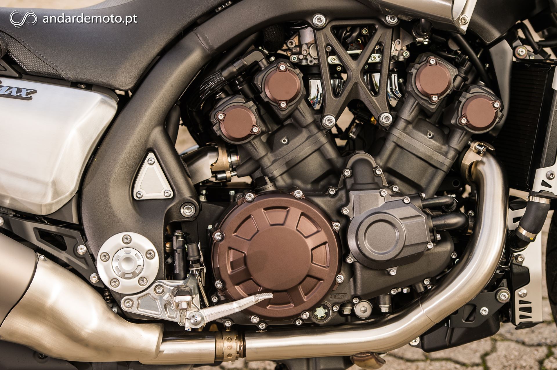 Yamaha V-Max vs Yamaha VMAX - Test drives - Andar de Moto