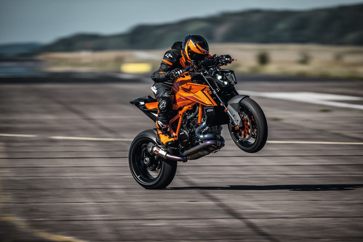 KTM 1390 Super Duke R e 1390 Super Duke R EVO - MotoNews - Andar de ...