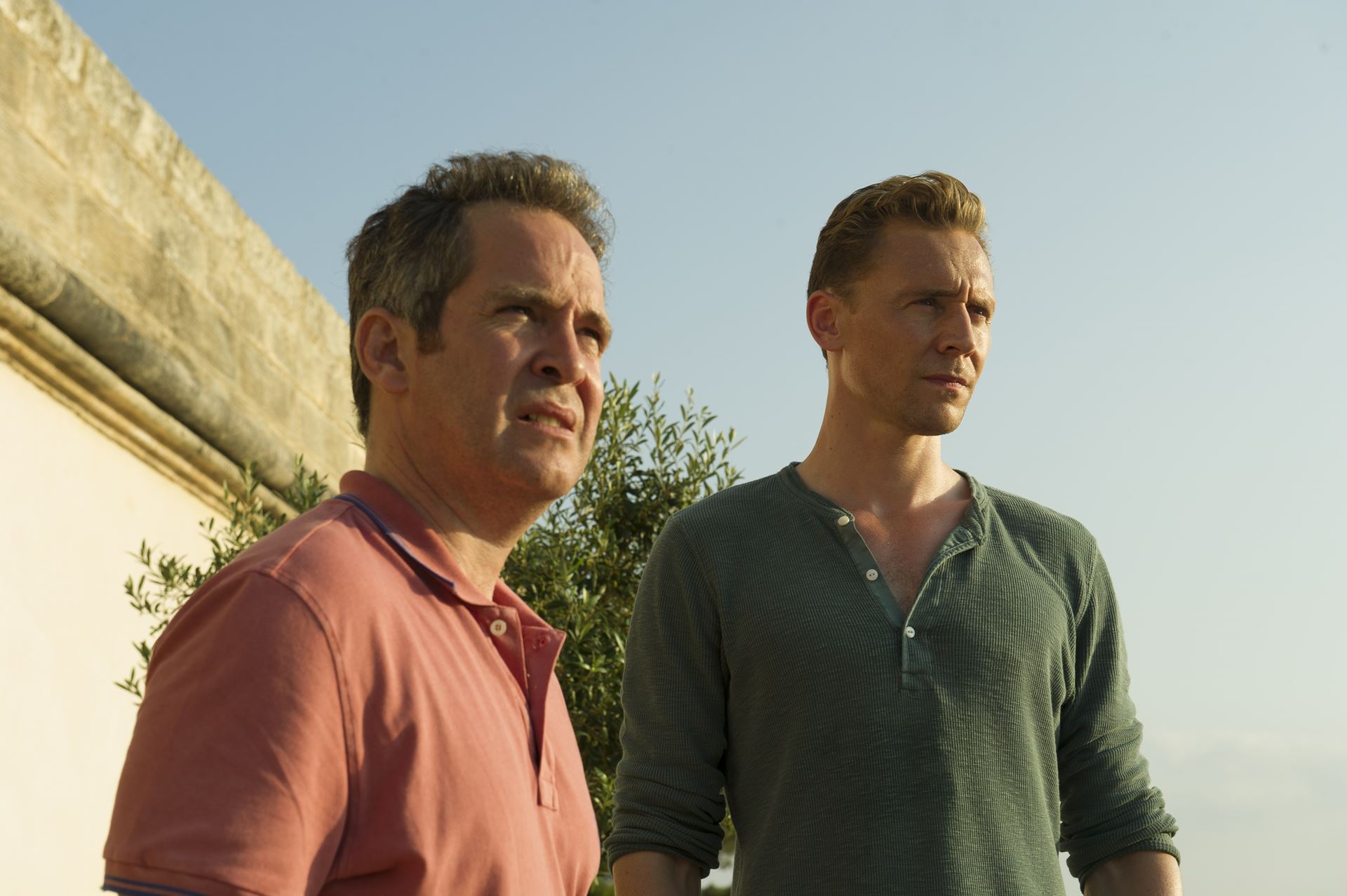 AMC revela poster oficial da nova série "O Gerente da Noite" - Cinema e ...