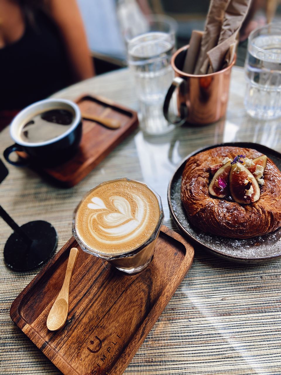 Simpli Coffee & Bakery prepara o seu take away ou entrega em casa todos ...