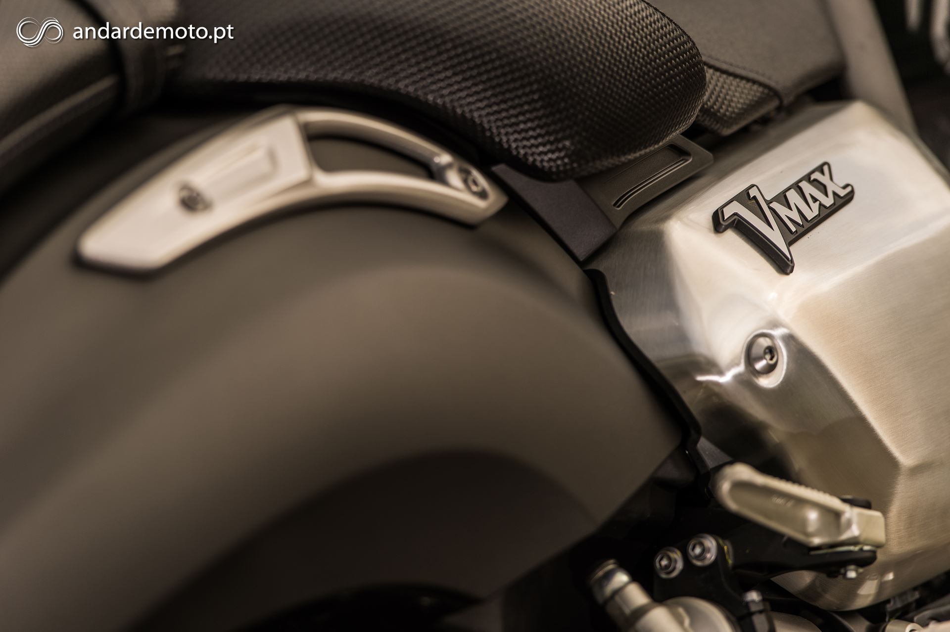 Yamaha V-Max vs Yamaha VMAX - Test drives - Andar de Moto