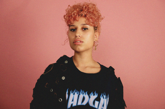 Raye está de volta com novo single "The Line" - Música - Cardápio