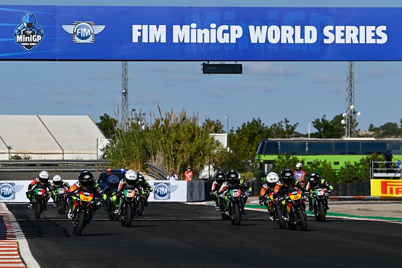 Portugueses em bom plano na final da FIM MiniGP World Series - Desporto - Andar de Moto