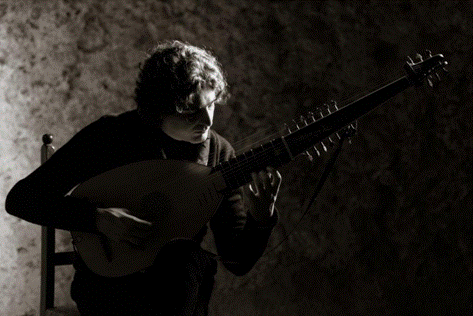 Recital de tiorba e guitarra barroca pelo músico Simone Vallerotonda no ...