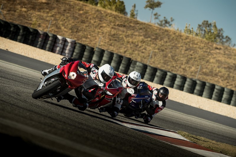 Novo Bridgestone Battlax Racing R11 - MotoNews - Andar de Moto