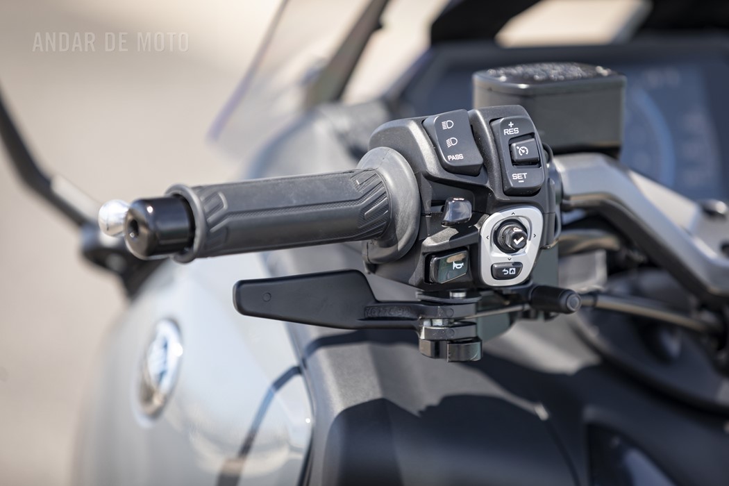 Teste Yamaha T-Max Tech Max- A rainha está de volta - Test drives ...