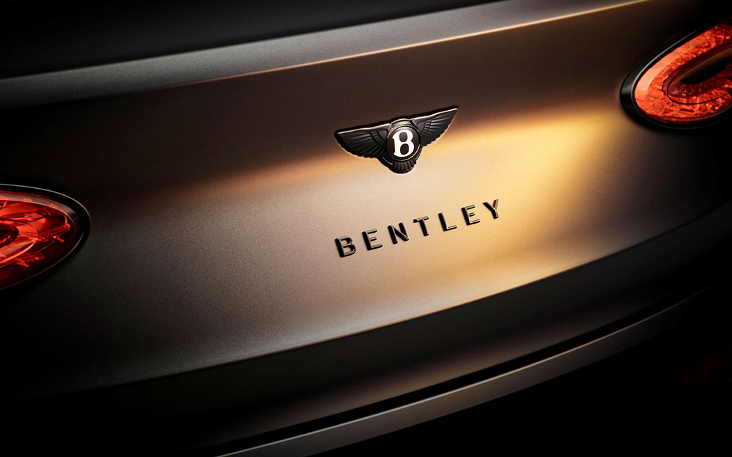 Asas pintadas a preto no logo da Bentley identificam o Bentayga S Black ...