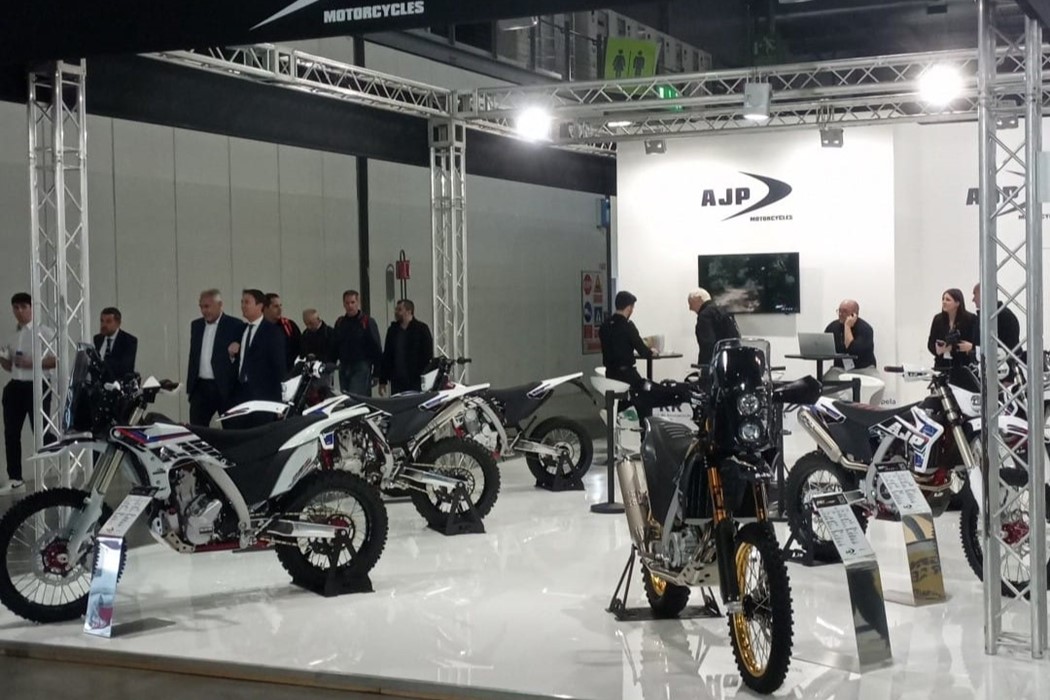 AJP PR7 “Gold Edition” - MotoNews - Andar de Moto Brasil