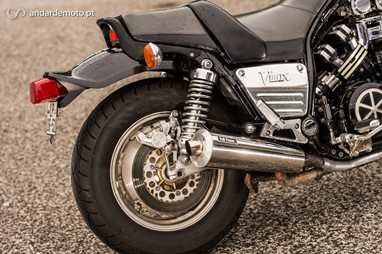 Yamaha V-Max vs Yamaha VMAX - Test drives - Andar de Moto